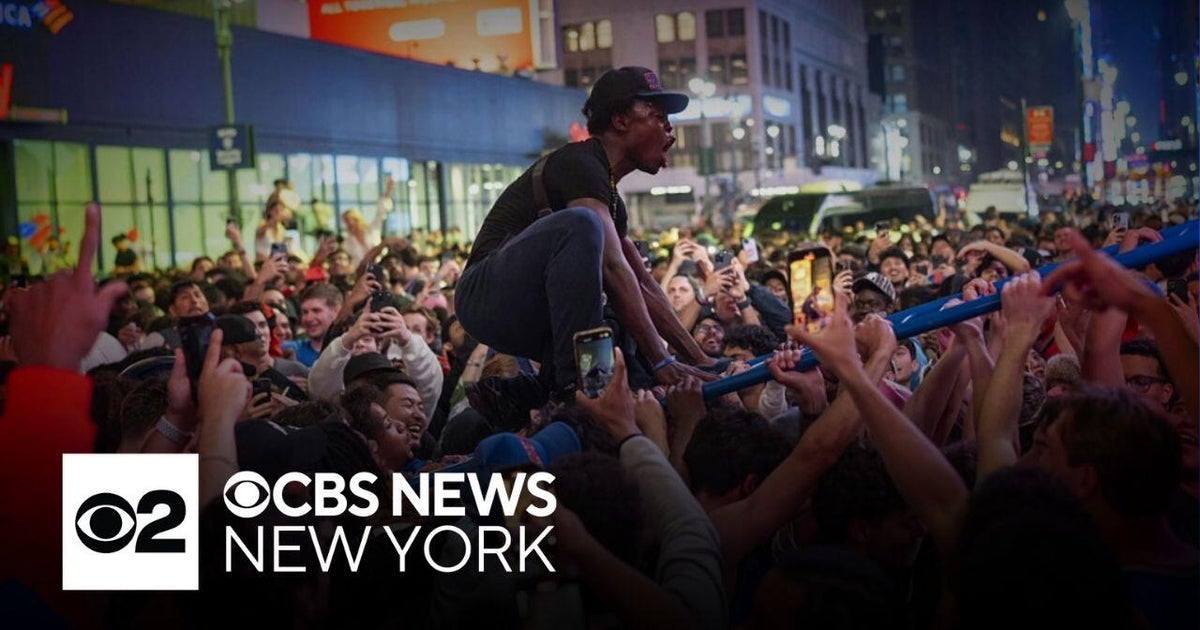 See NY Knicks fans' wild celebration after huge NBA Playoffs win - CBS ...