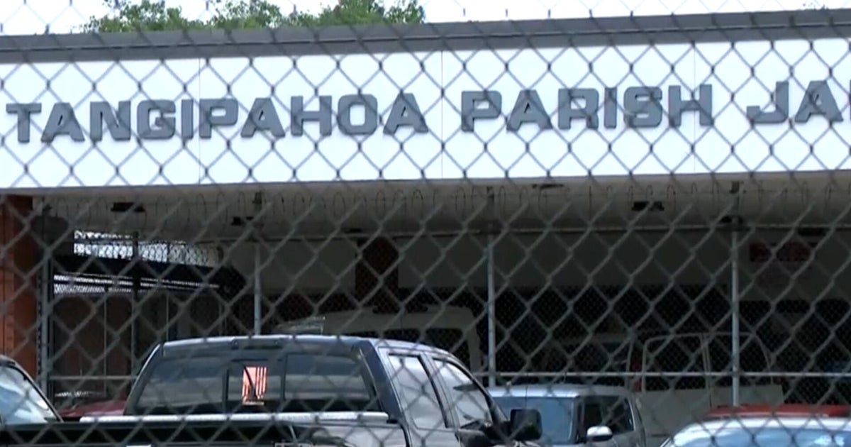 At least 9 charged with helping New Orleans escaped inmates - CBS News