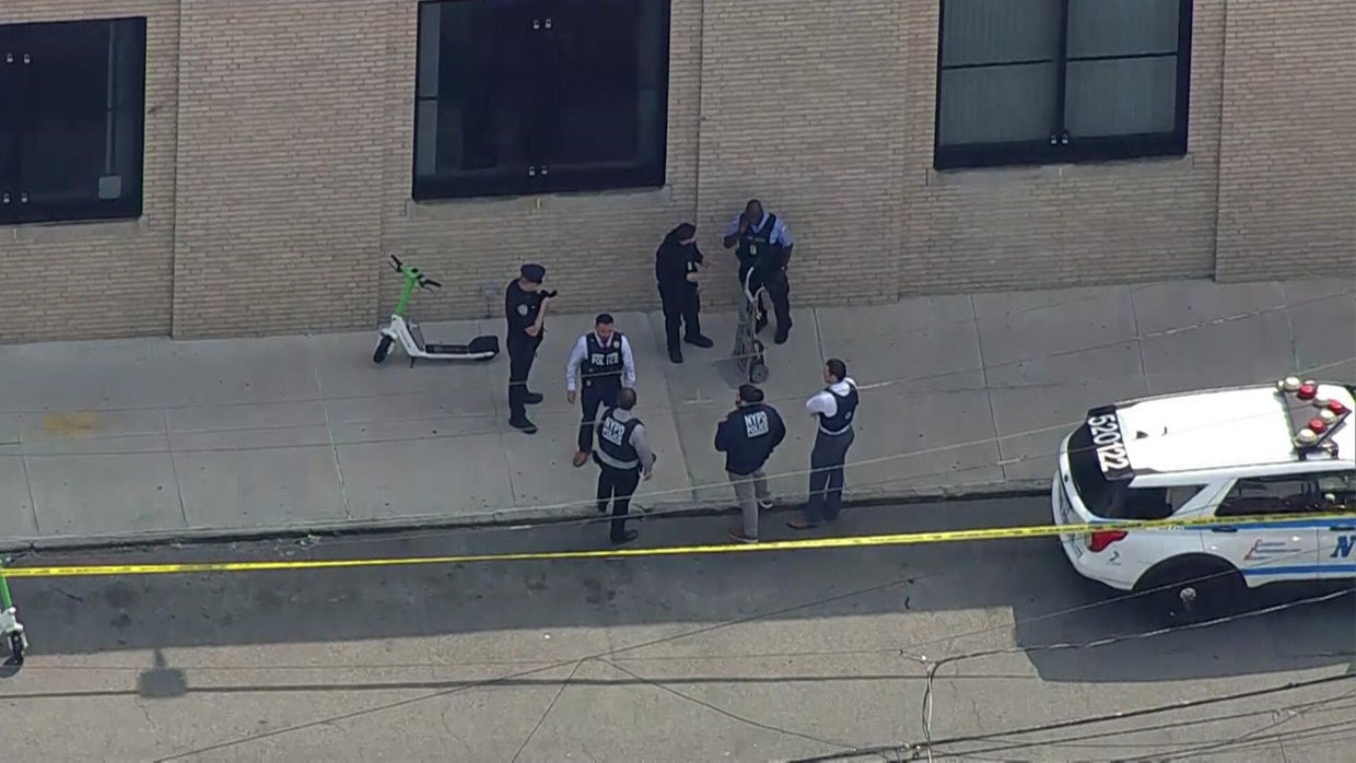 NYPD investigating armored car robbery in St. Albans, Queens - CBS New York
