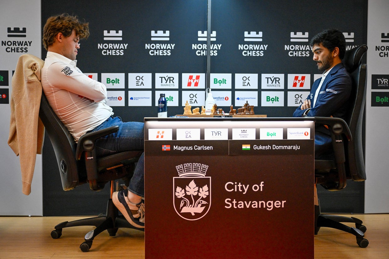 Magnus Carlsen, No. 1 ranked chess player, slams fist onto table after ...