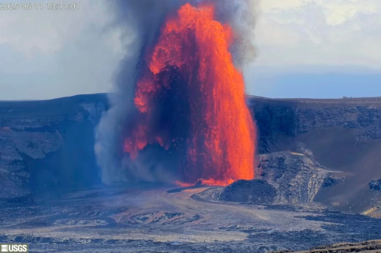 Kilauea Volcano on Hawaii erupts for 25th time since December, spewing lava 330 feet high: "Here ...