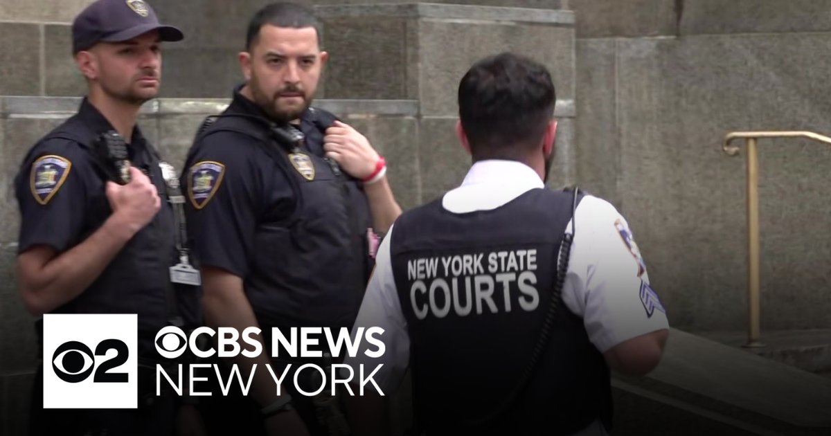 Man in custody after court officers slashed in Manhattan - CBS New York