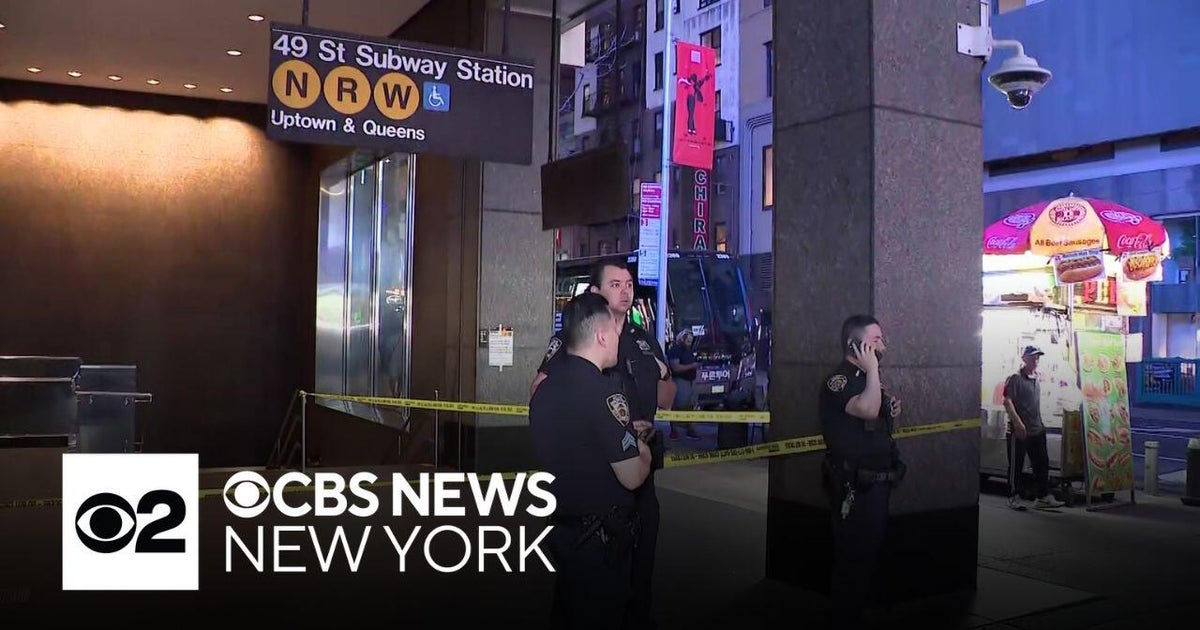 Man slashed in face near Times Square subway station - CBS New York