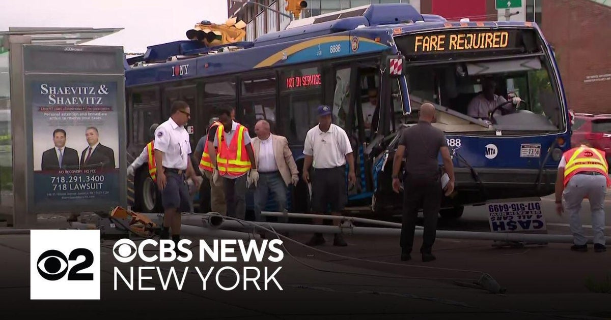 8 hurt in MTA bus crash in Queens - CBS New York