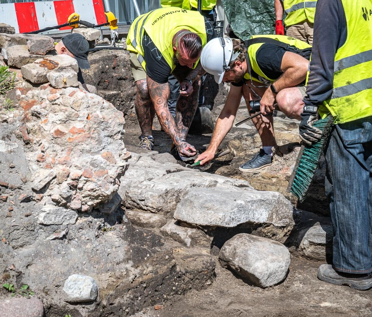 Complete skeleton of medieval knight found under former ice cream ...