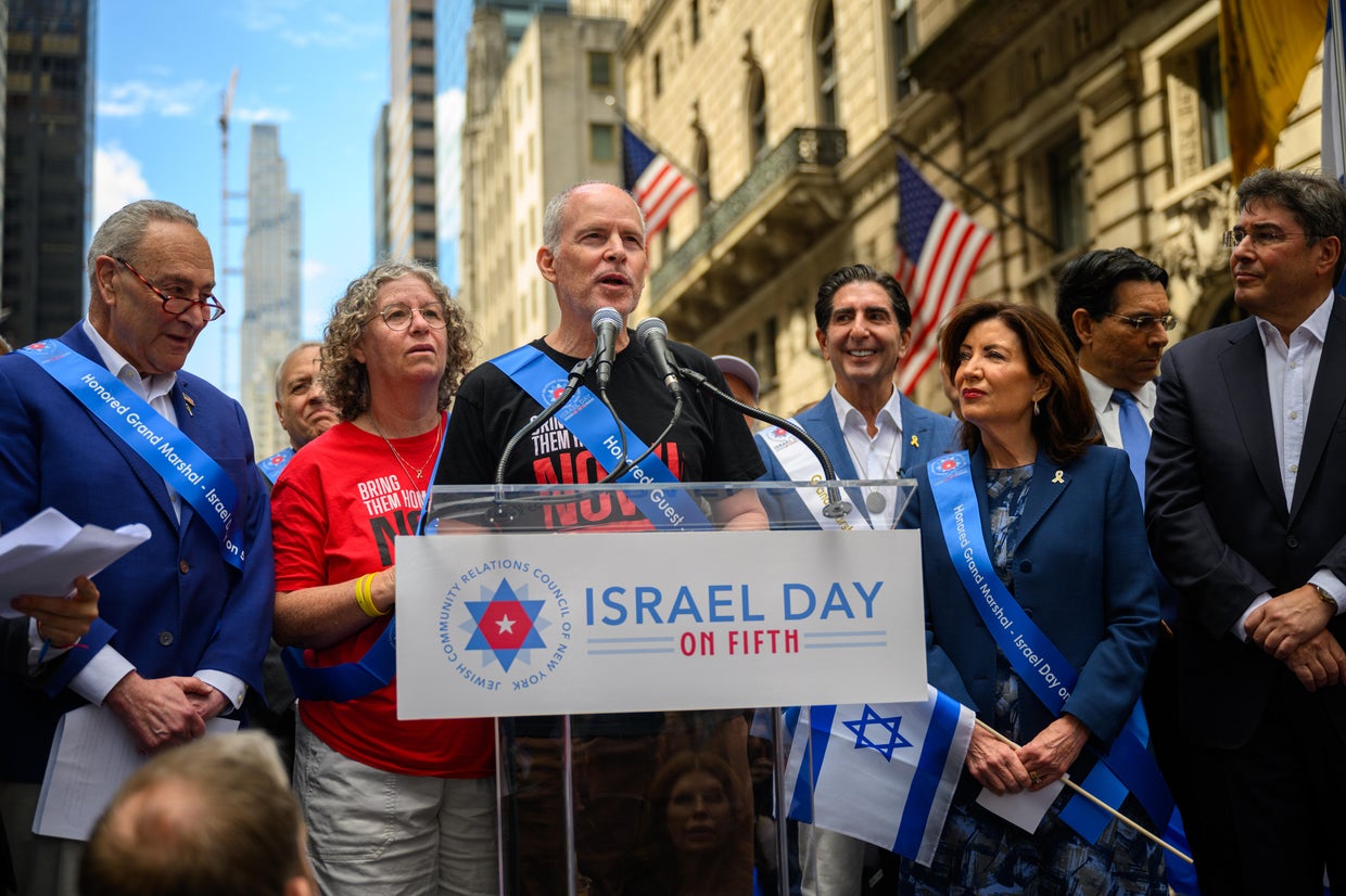 Freed Israeli-American hostage Keith Siegel calls for new Israel-Hamas ...