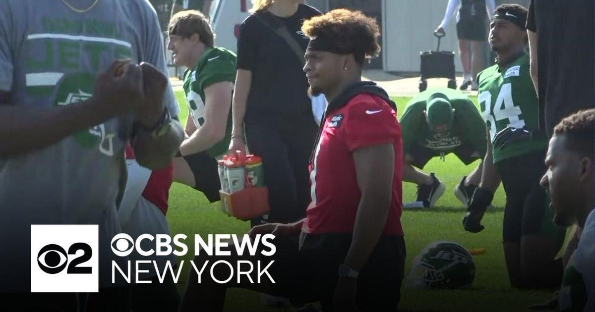 Justin Fields returns to Jets practice after injury scare - CBS New York