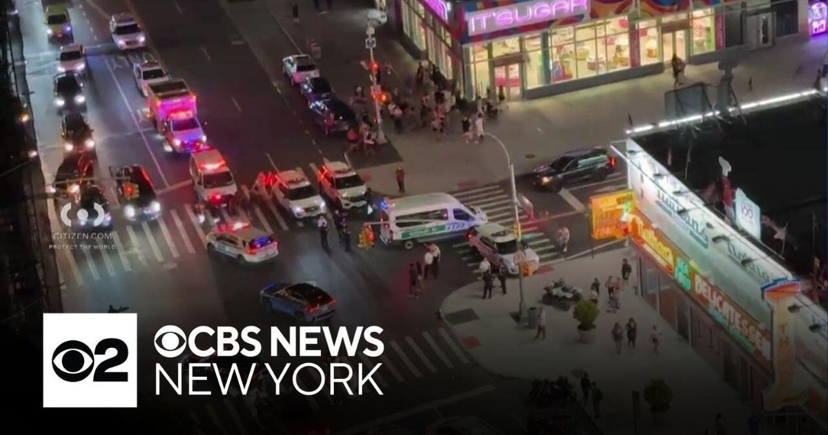 3 NYPD officers hurt trying to arrest people in Coney Island, police say - CBS New York