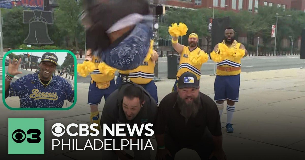 Savannah Bananas' first base coach catches some air with CBS ...