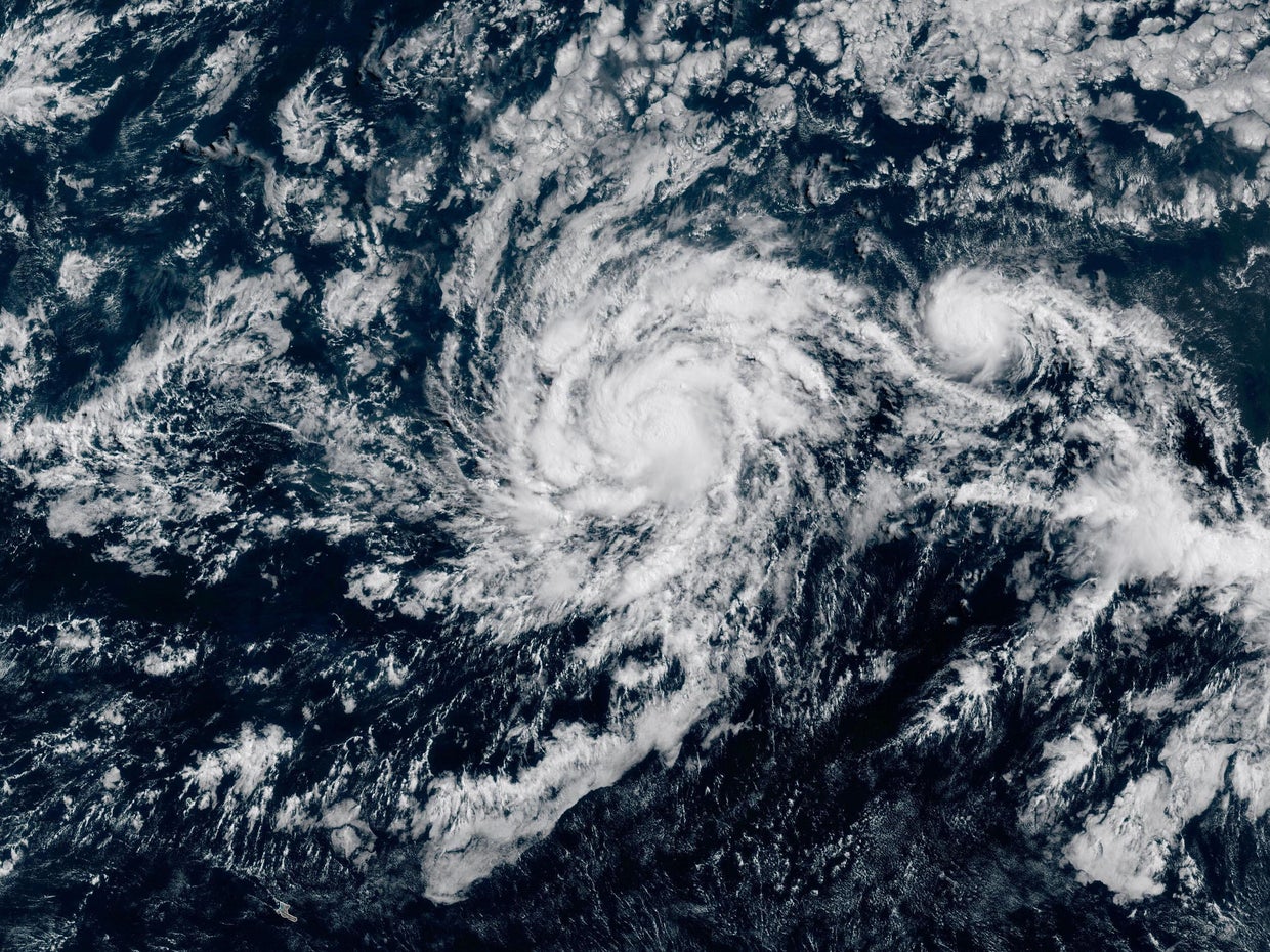 Hurricane Iona strengthens to Category 3 storm off southern Hawaii ...