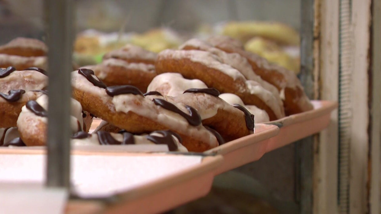 Customers line up in early hours for Columbia Heights bakery's last day ...