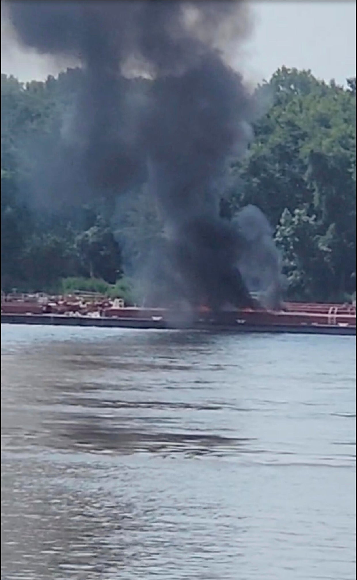 Helicopter crashes into barge on Mississippi River near St. Louis ...