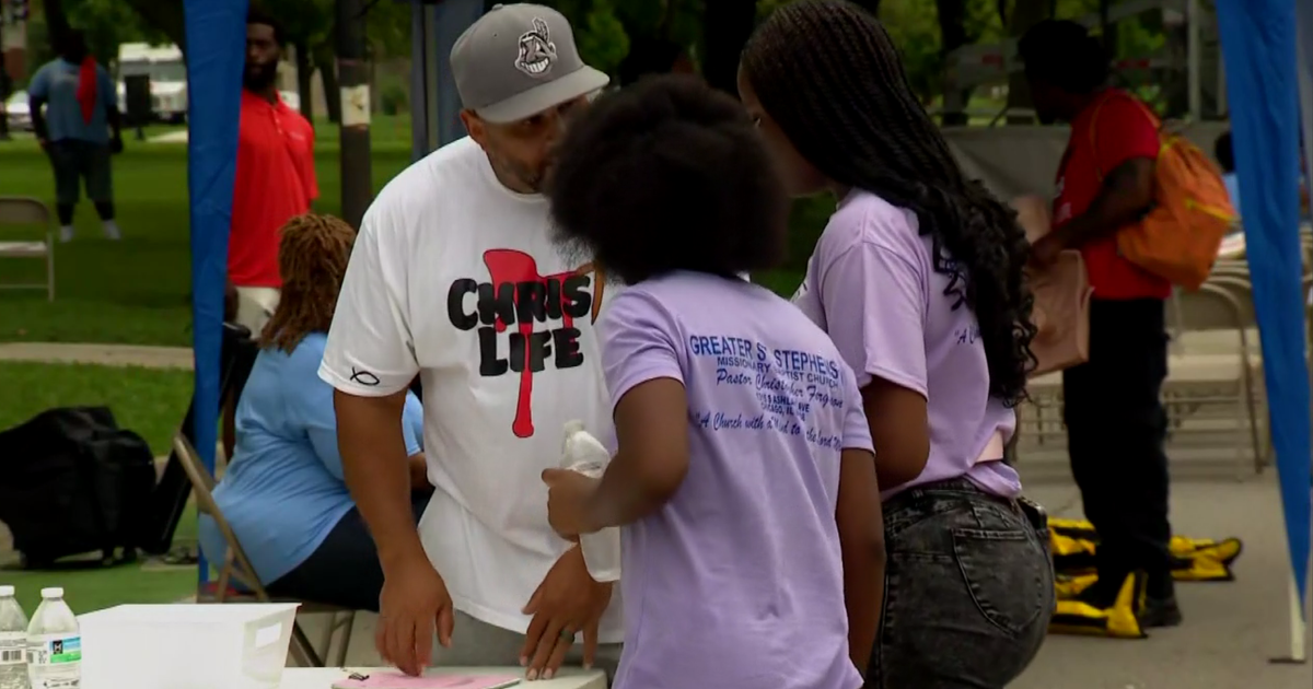 Rev. Robin Hood holds annual Back to School Community Fest on Chicago's ...