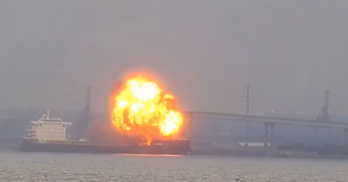 30-ton hatch removed from Baltimore's harbor after explosion on coal ...