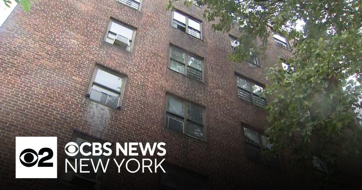 Child falls out window in Brooklyn - CBS New York