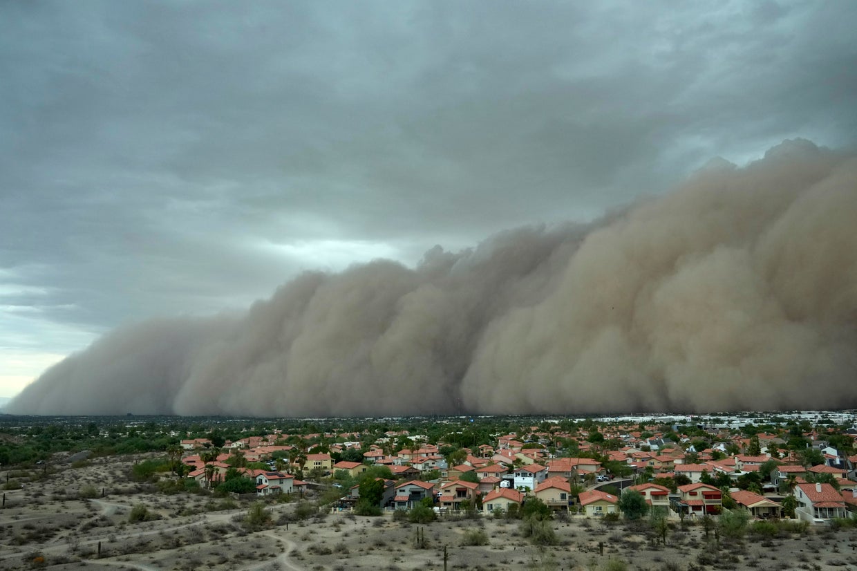 Massive dust storm engulfs Phoenix, followed by monsoon, grounding ...