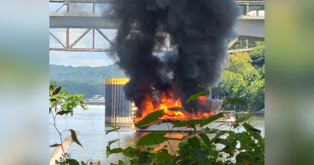 Photos show large boat fire on Allegheny River - CBS Pittsburgh