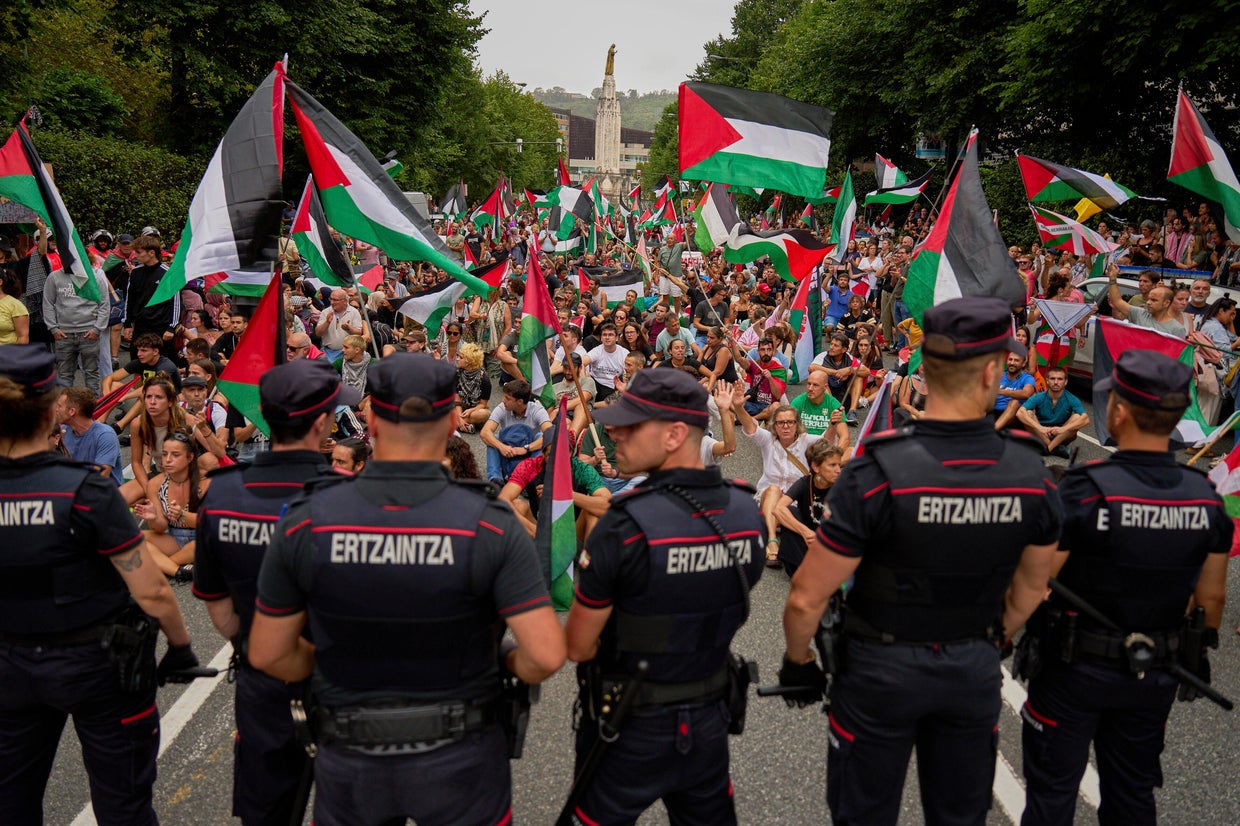 Spanish Vuelta cycling team changes uniform after Pro-Palestinian ...