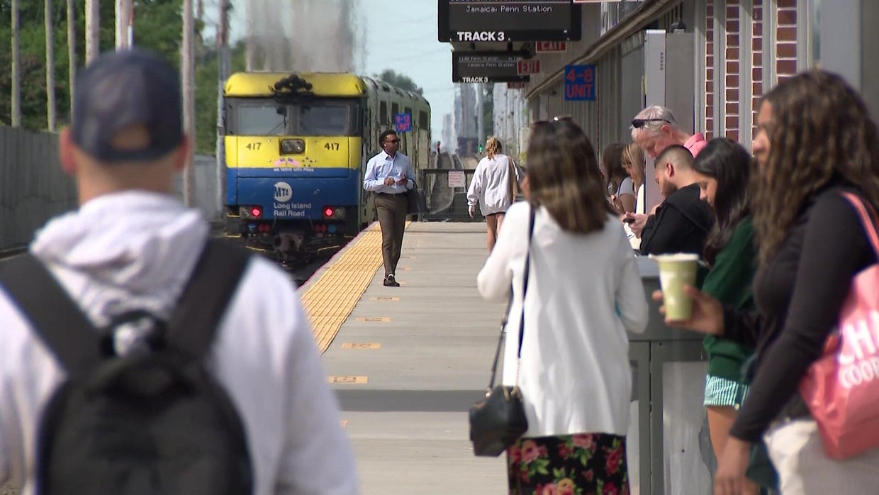 Long Island Rail Road workers threaten to strike unless MTA agrees to raises - CBS New York