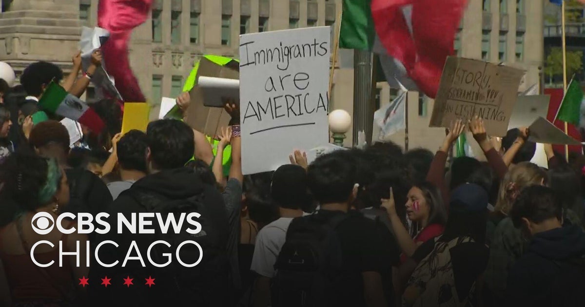 Chicago students protest ICE outside Trump Tower - CBS Chicago