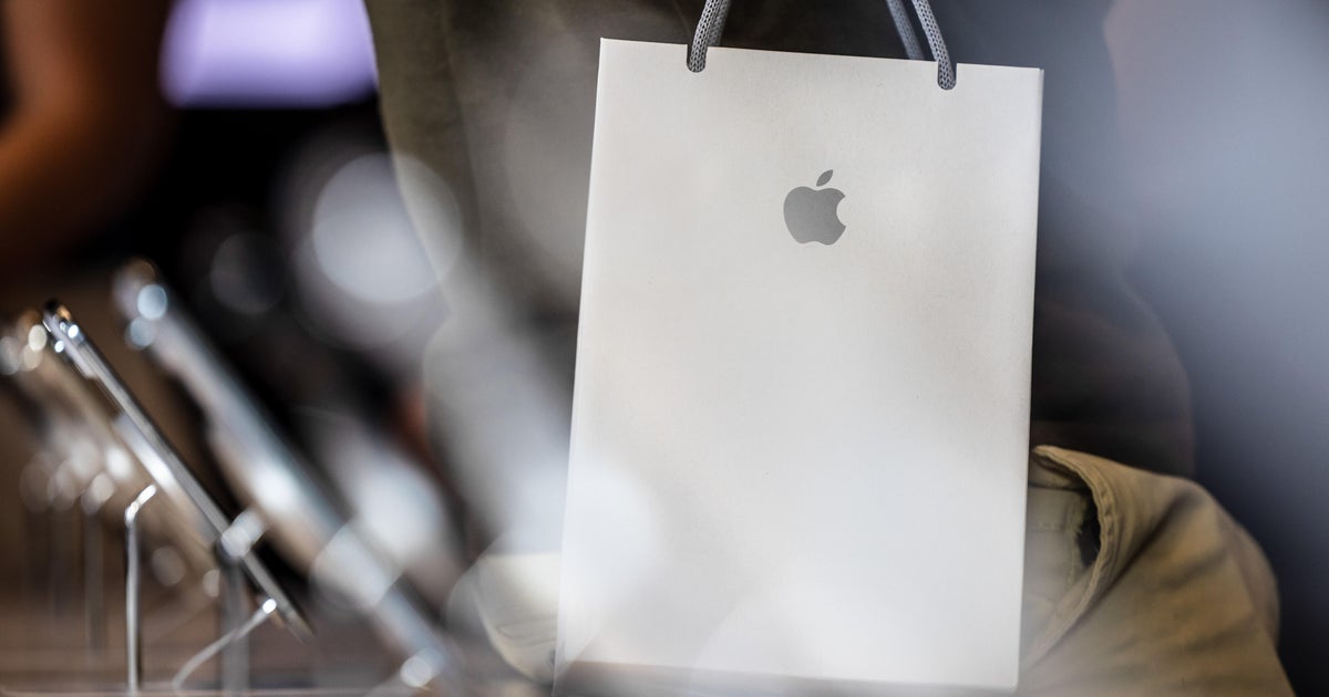Michiganders flock to downtown Detroit for opening of Apple store - CBS ...