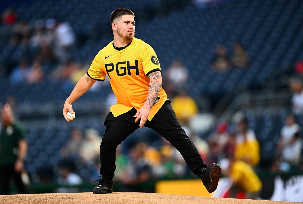 Pirates fan who fell from stands throws out first pitch - CBS Pittsburgh