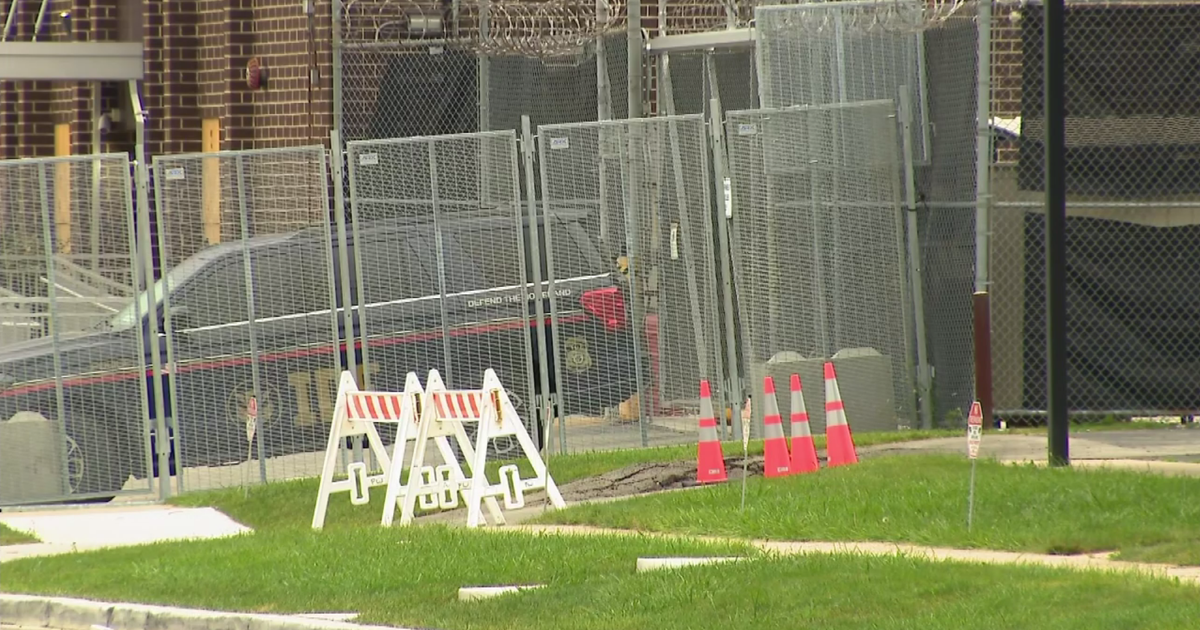 Fence goes up outside ICE facility in Broadview, Illinois - CBS Chicago