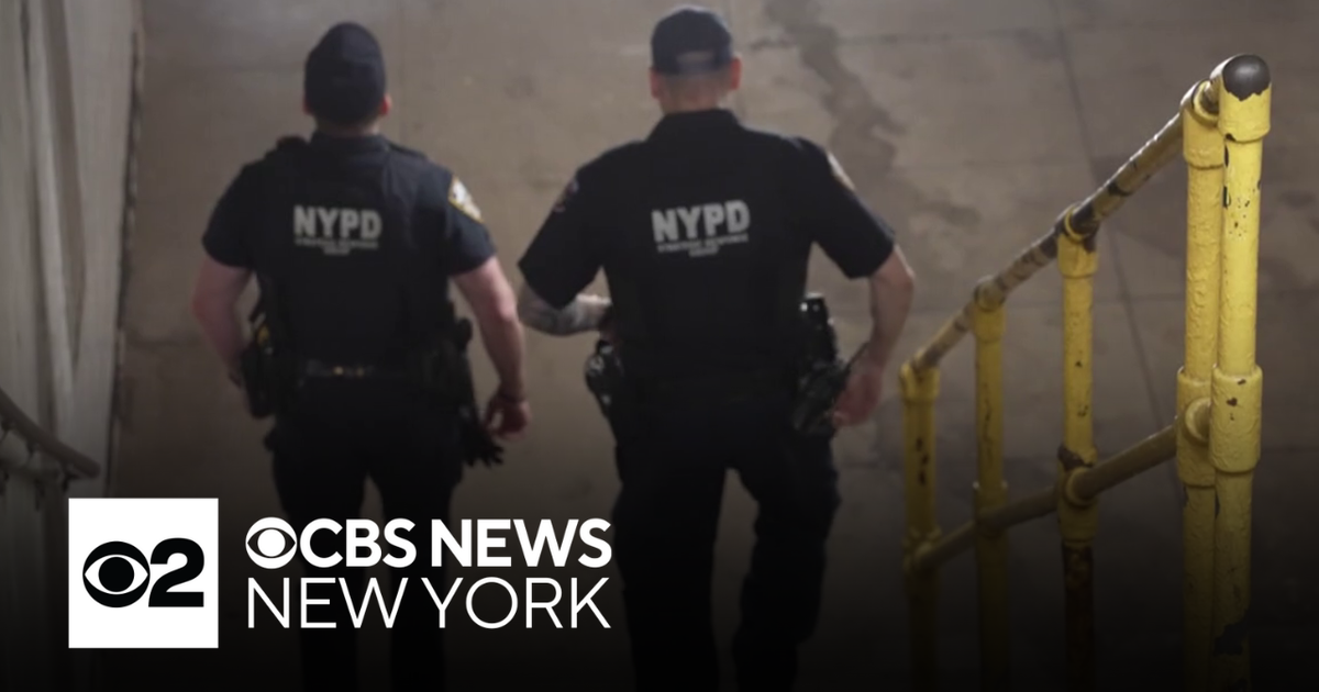 MTA worker stabbed on Brooklyn subway tracks - CBS New York