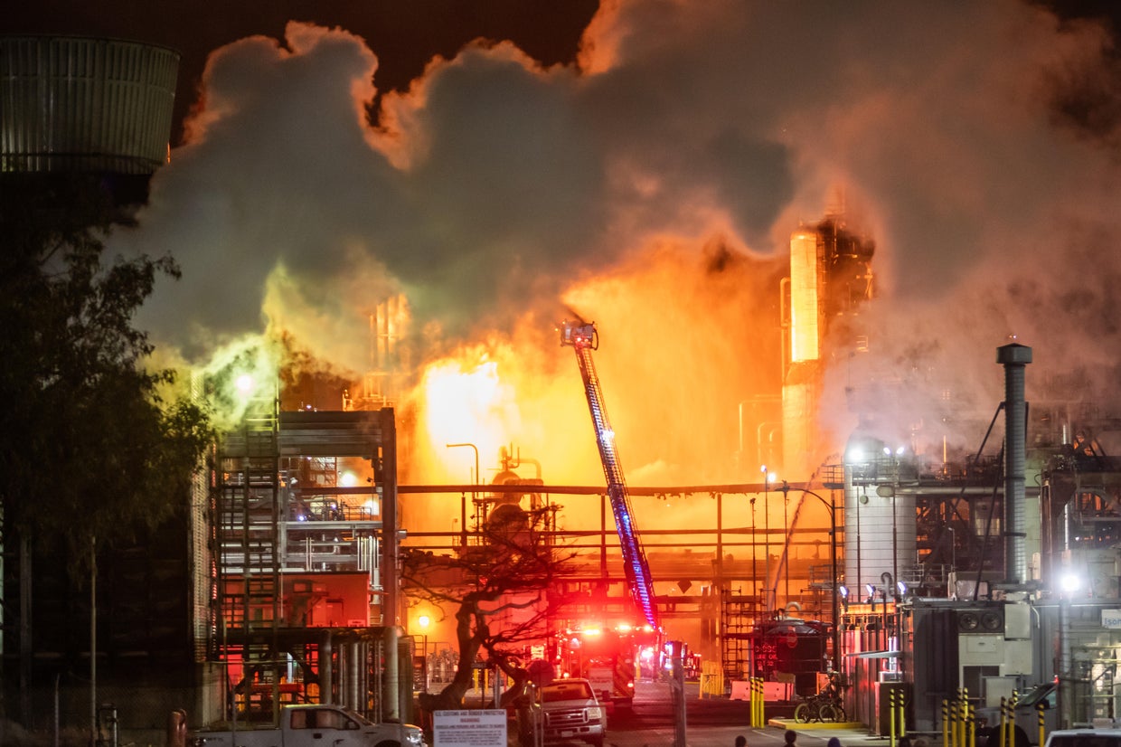 Large fire erupts at Los Angeles-area Chevron refinery in El Segundo - CBS Los Angeles