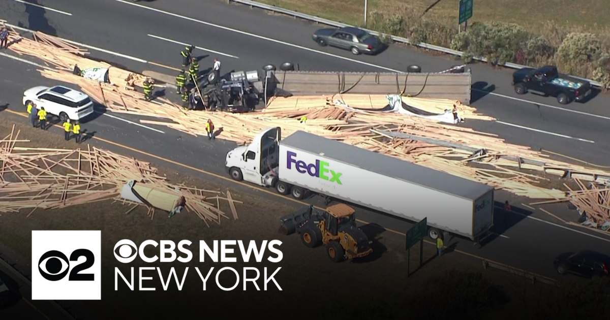 Truck spills lumber on NJ Turnpike ramp in Edison - CBS New York