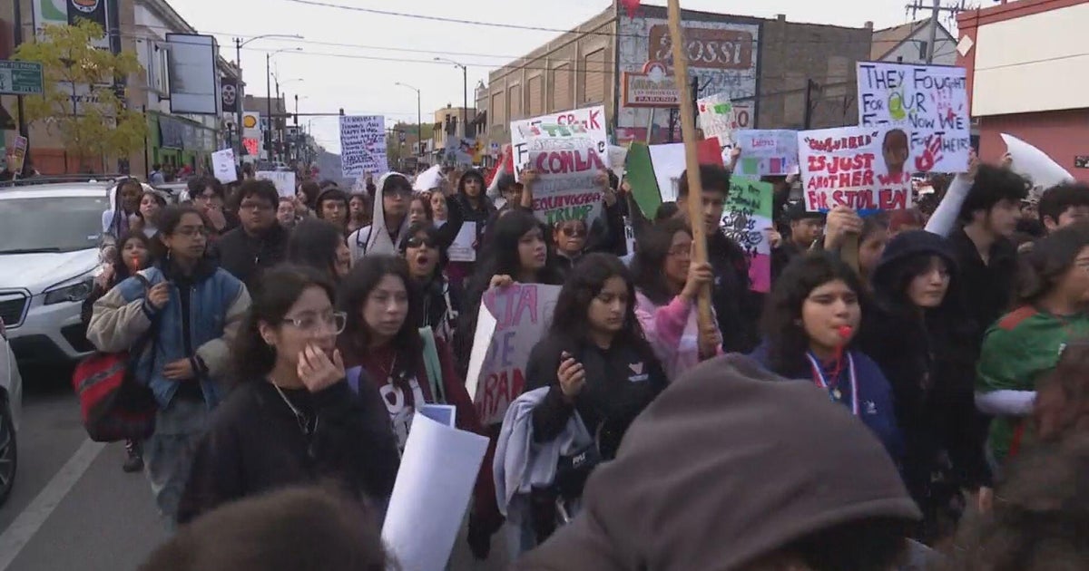 Little Village Lawndale High School students walk out in protest of ...