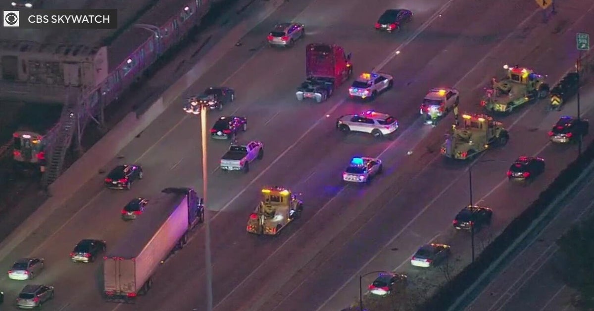 Deadly crash closes northbound lanes on Dan Ryan Expressway - CBS Chicago