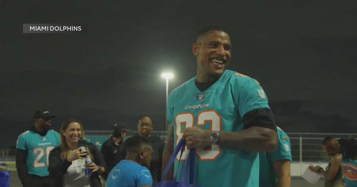 Miami Dolphins host Thanksgiving dinner - CBS Miami