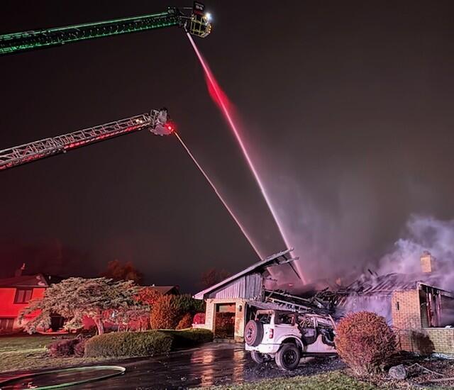 Fire destroys garage, spreads to house in Oak Brook, Illinois - CBS Chicago