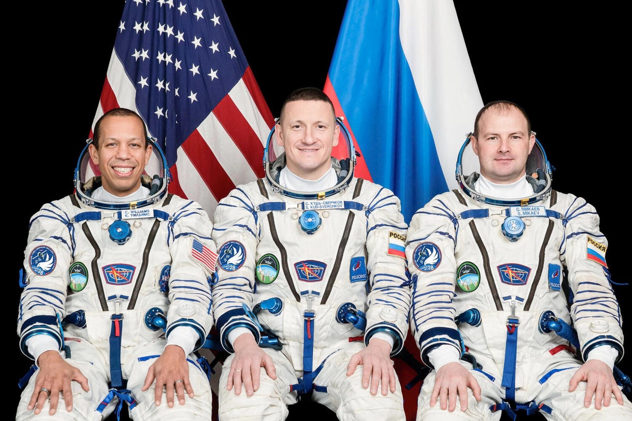 NASA astronaut joins Russian cosmonauts for Thanksgiving Day ride to ...