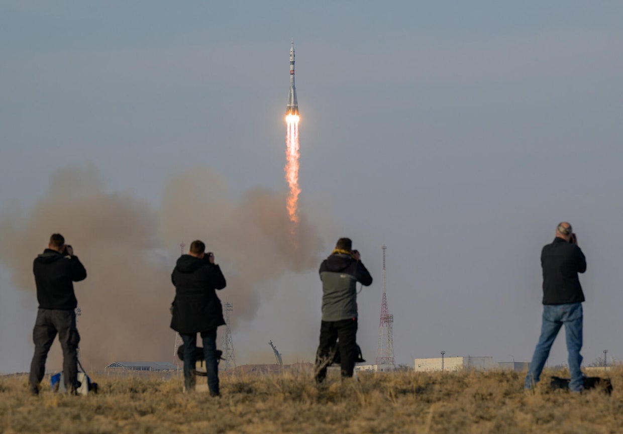 NASA astronaut joins Russian cosmonauts for Thanksgiving Day ride to ...