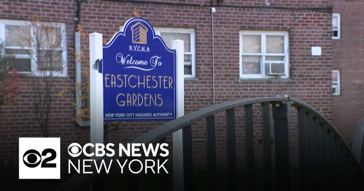Residents complain of unreliable heat at Bronx NYCHA complex - CBS New York