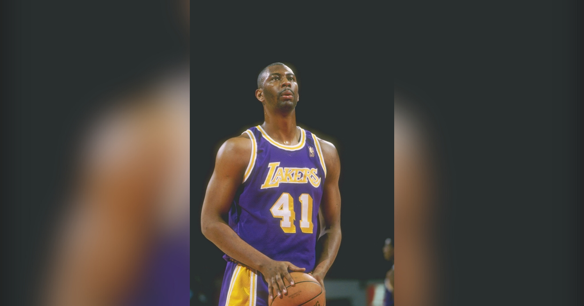Longtime Lakers center, NBA champion Elden Campbell dies at 57 - CBS ...