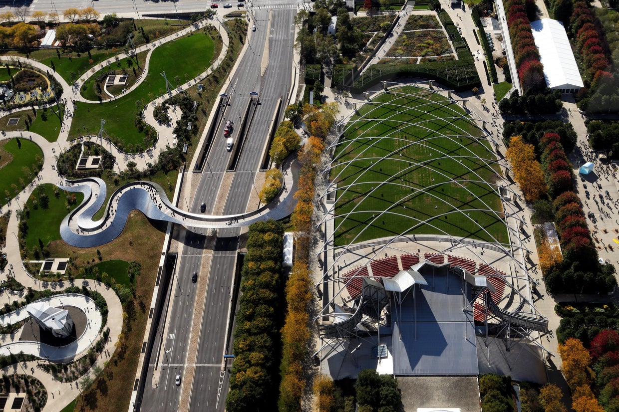 Frank Gehry, renowned architect known for Guggenheim Museum Bilbao and ...
