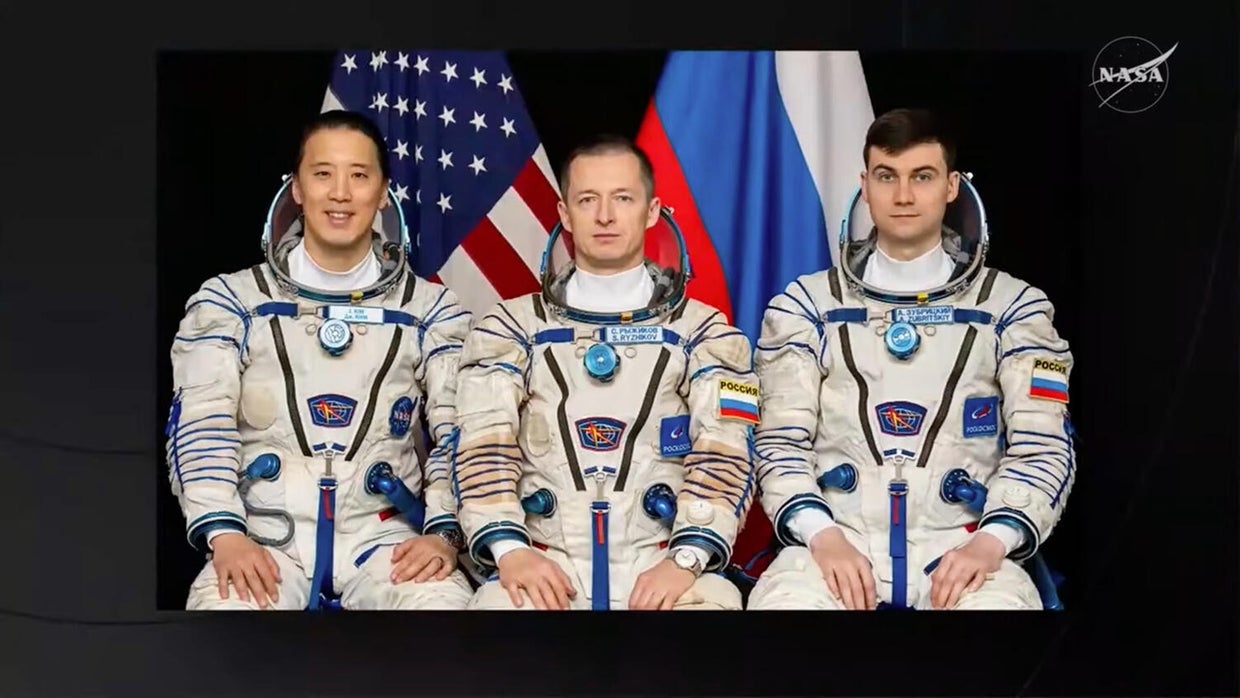 NASA astronaut, two Russian cosmonauts return to Earth from space ...