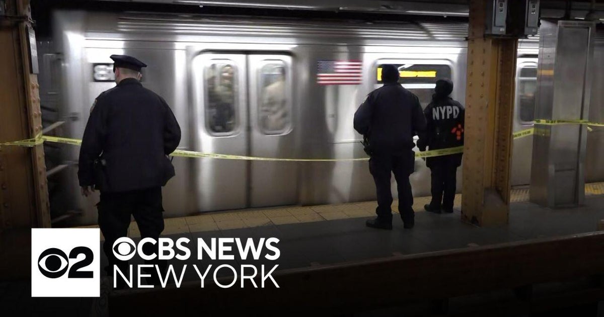 Man stabbed after argument on L train in Union Square, police say - CBS ...