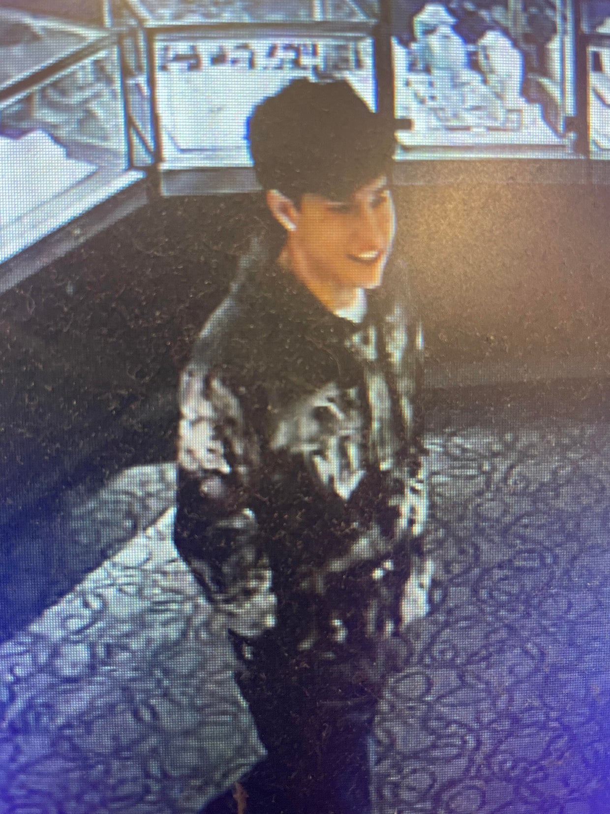 Police search for suspects who stole $10K gold chain from Colorado ...