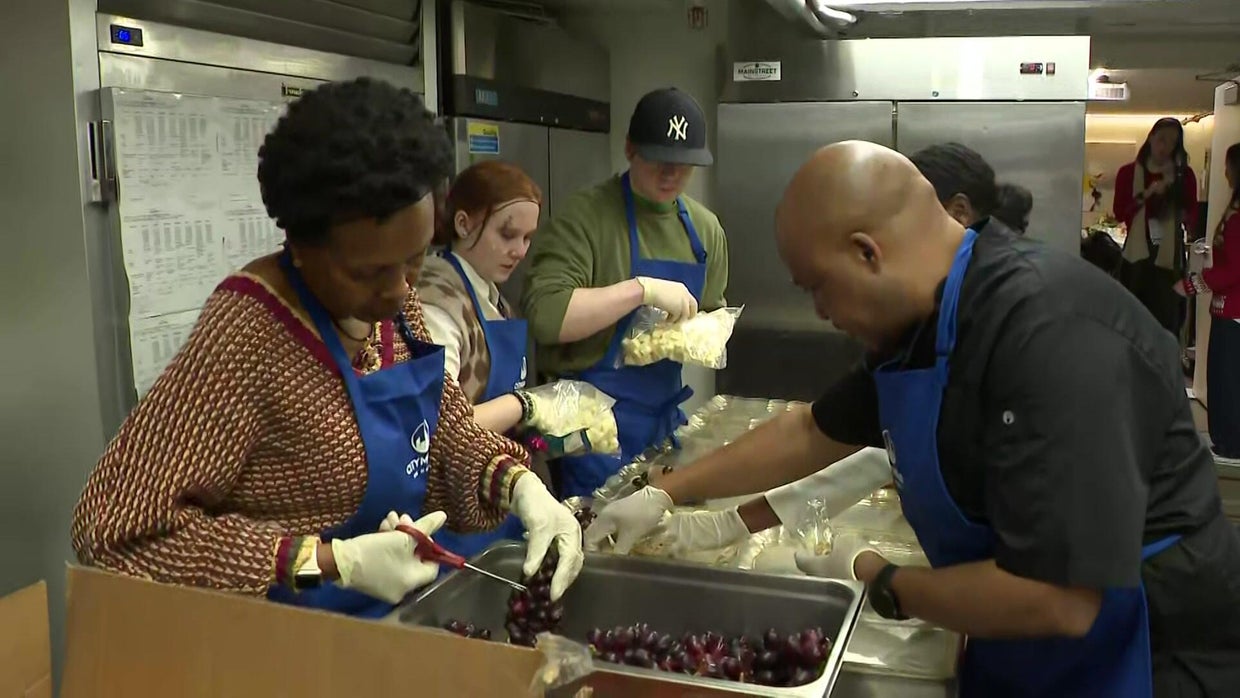 Citymeals on Wheels volunteers pack meals for NYC's homebound seniors ...