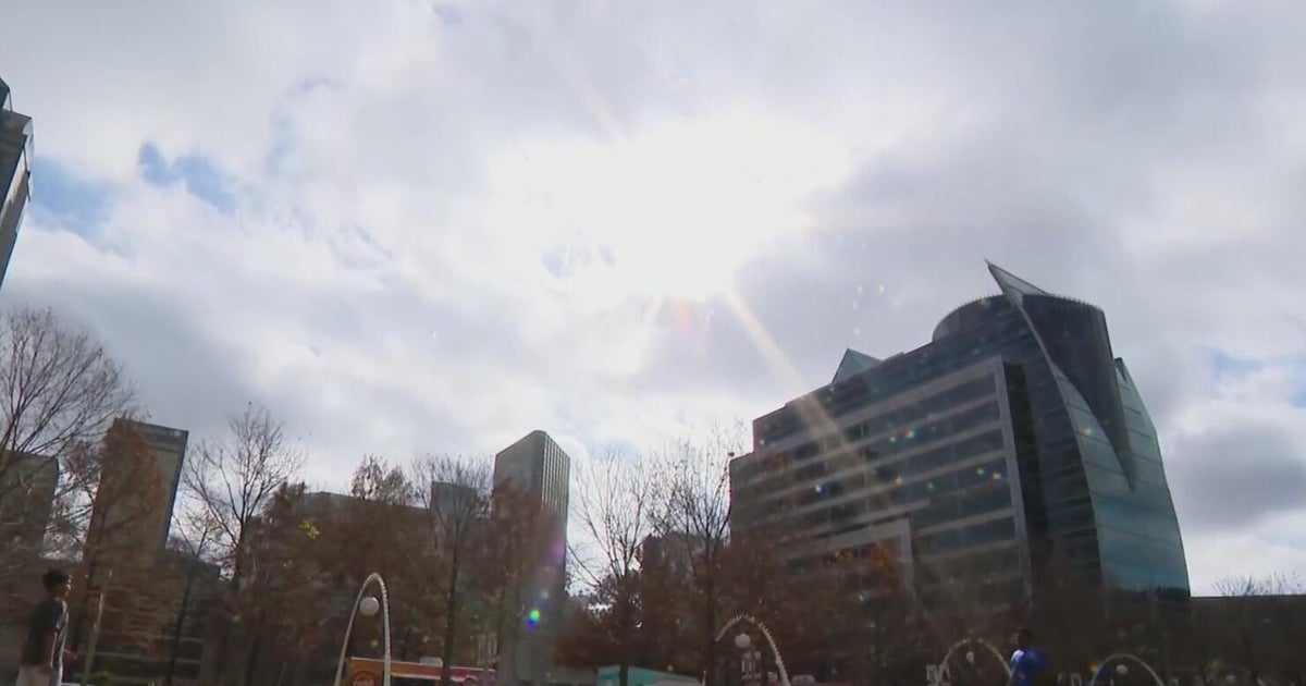 Warm, sunny Christmas Day draws crowds to Downtown Dallas parks - CBS Texas