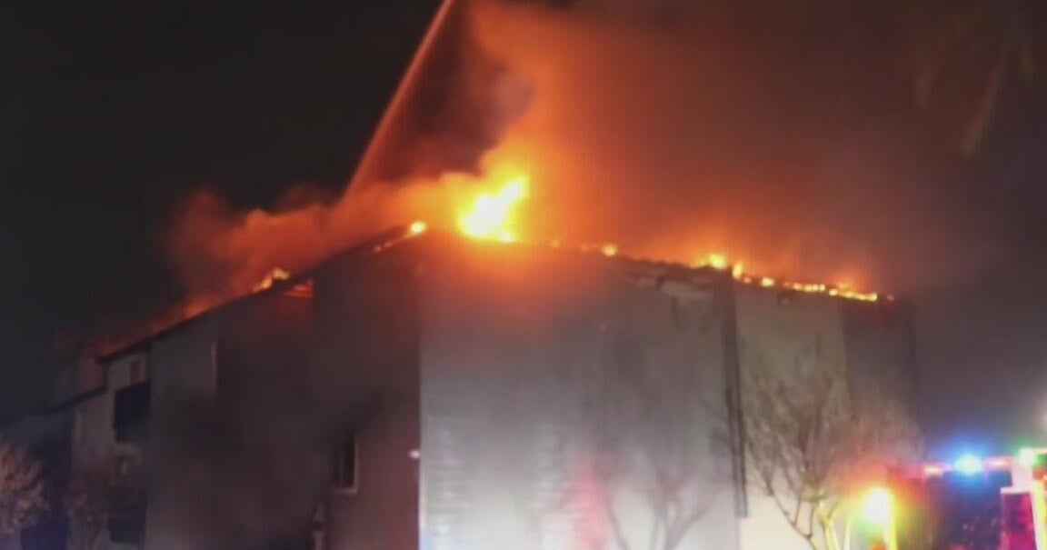 2 hurt, 2o displaced by Dallas apartment fire - CBS Texas