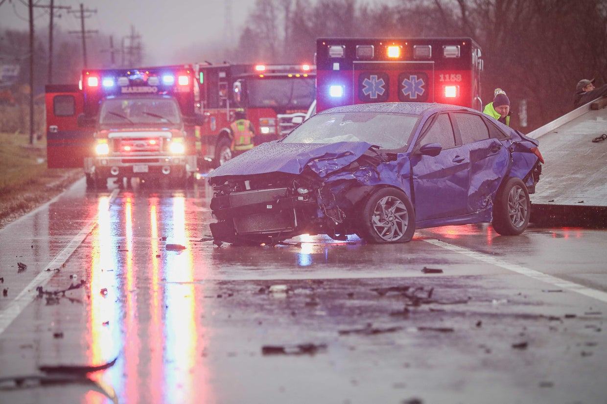 5 hurt in crash in Marengo, Illinois, fire officials say - CBS Chicago