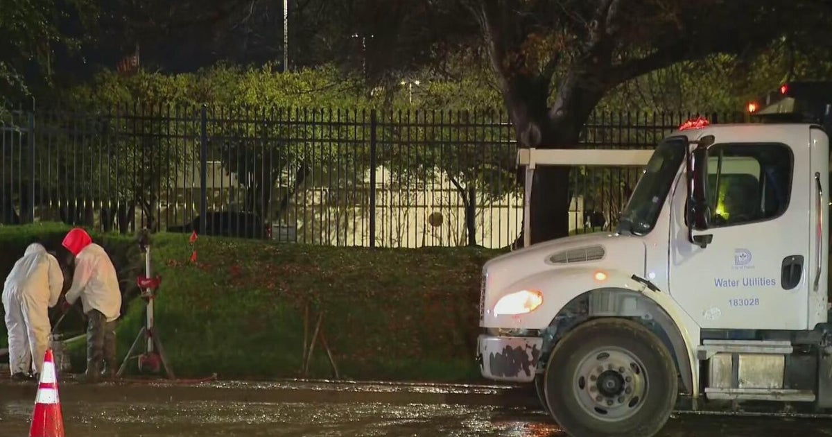 Dallas water main break leads to road closures - CBS Texas