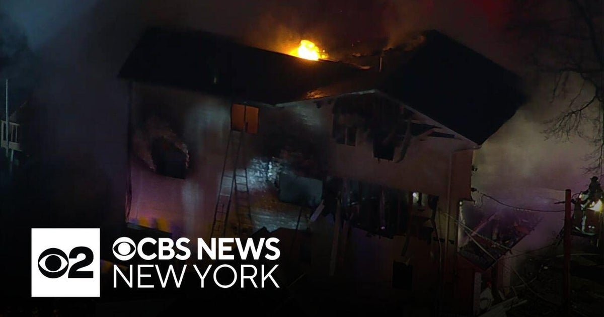 Staten Island fire rips through home in Manor Heights - CBS New York
