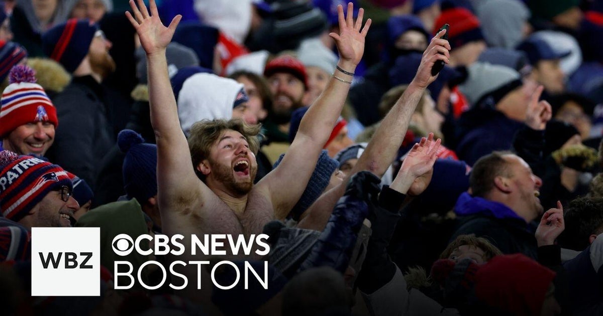 Mike Vrabel reacts to electric Gillette Stadium atmosphere at Patriots ...