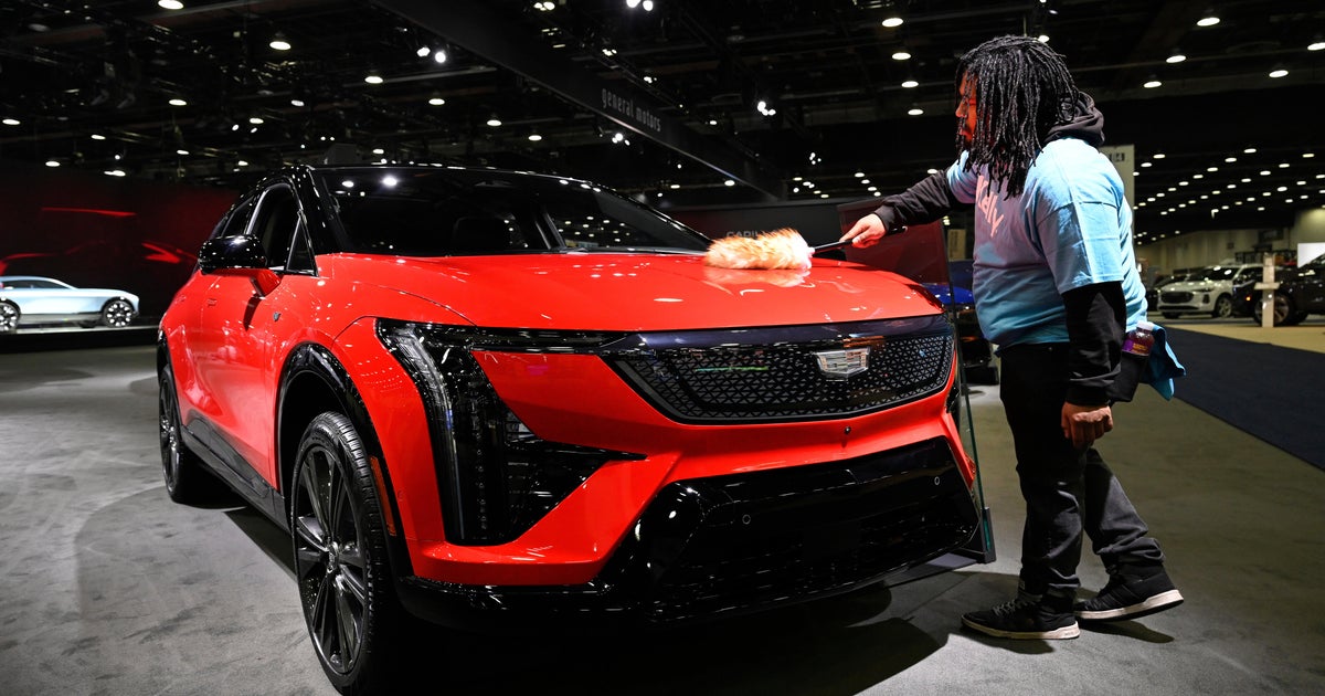 At Detroit Auto Show, spotlight dims for electric vehicles - CBS Detroit